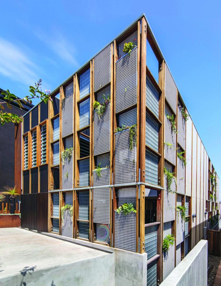 LIVING SCREEN HOUSE, SYDNEY CUSTOM HOMES MAGAZINE