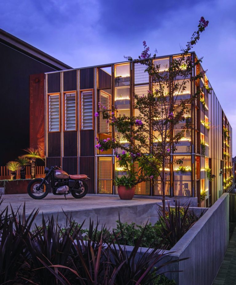 LIVING SCREEN HOUSE, SYDNEY CUSTOM HOMES MAGAZINE